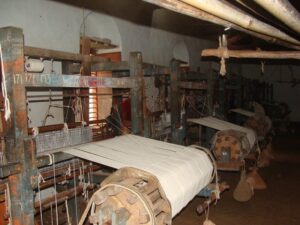 Shuttle Loom vs. Shuttleless Loom: A Technical Comparison - Textile School